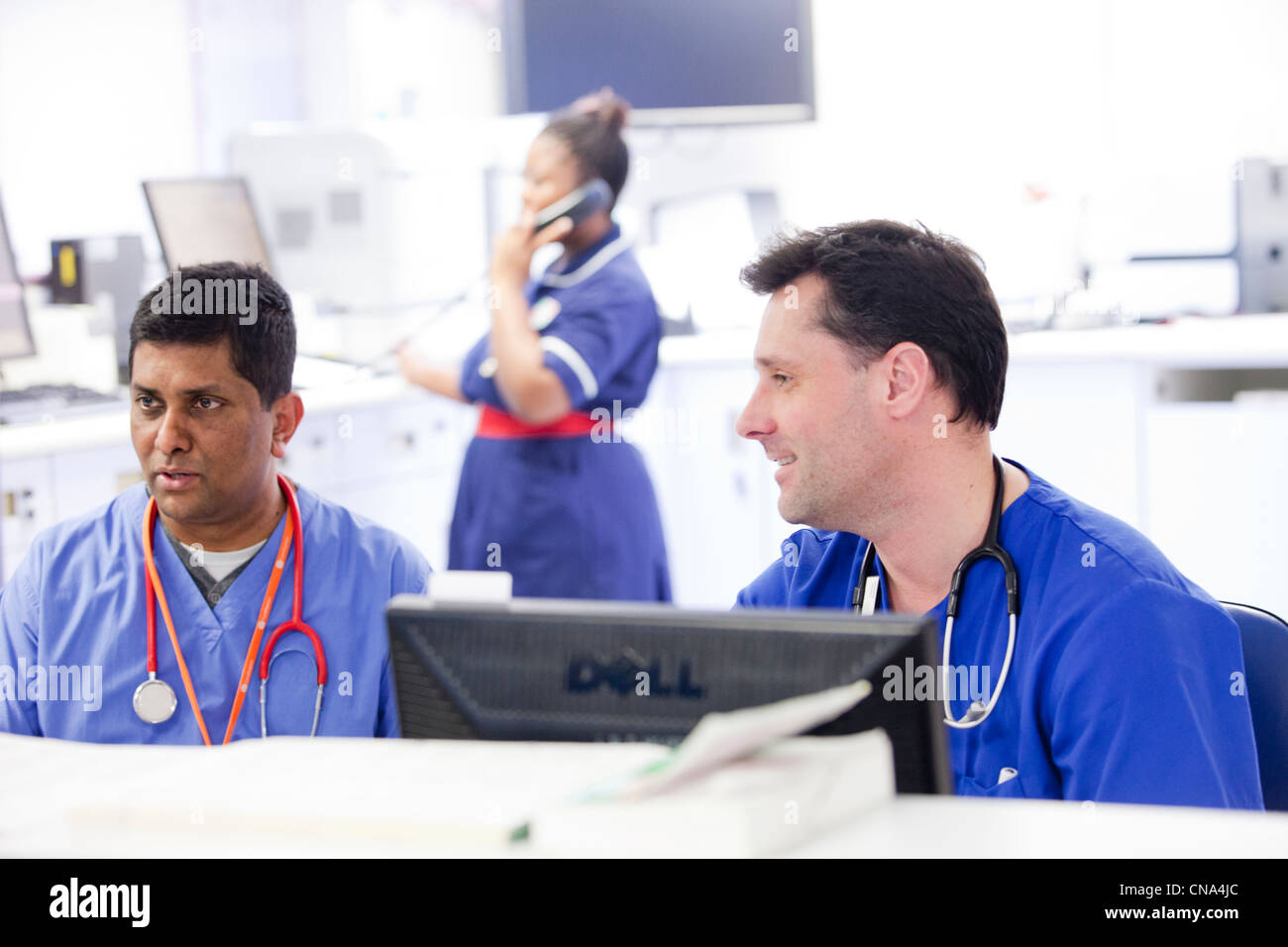 Two Accident and Emergency doctors discuss a case UK Stock Photo - Alamy