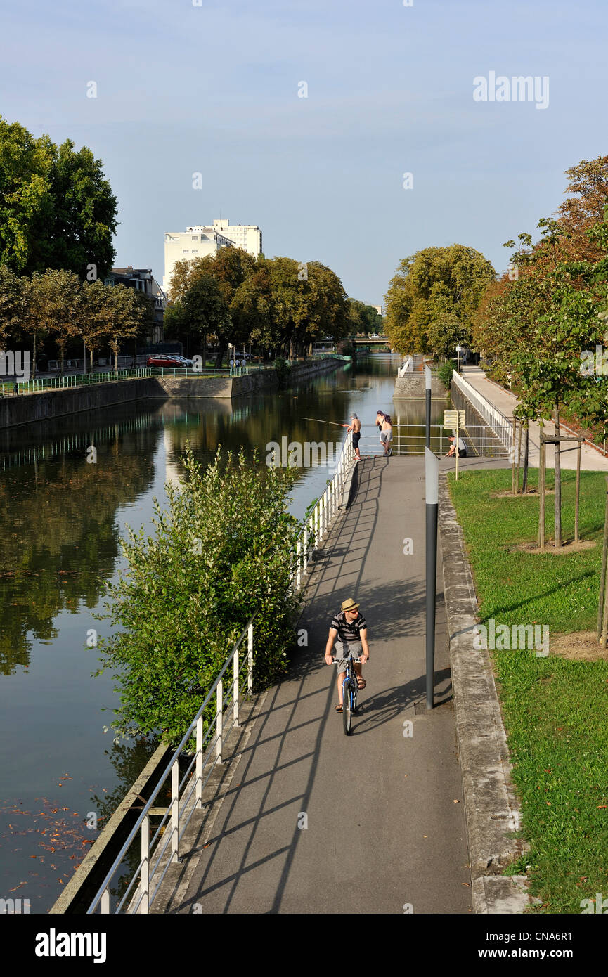 France, Haut Rhin, Mulhouse, Rhone-Rhine Canal, Quai d'Oran, cycle ...