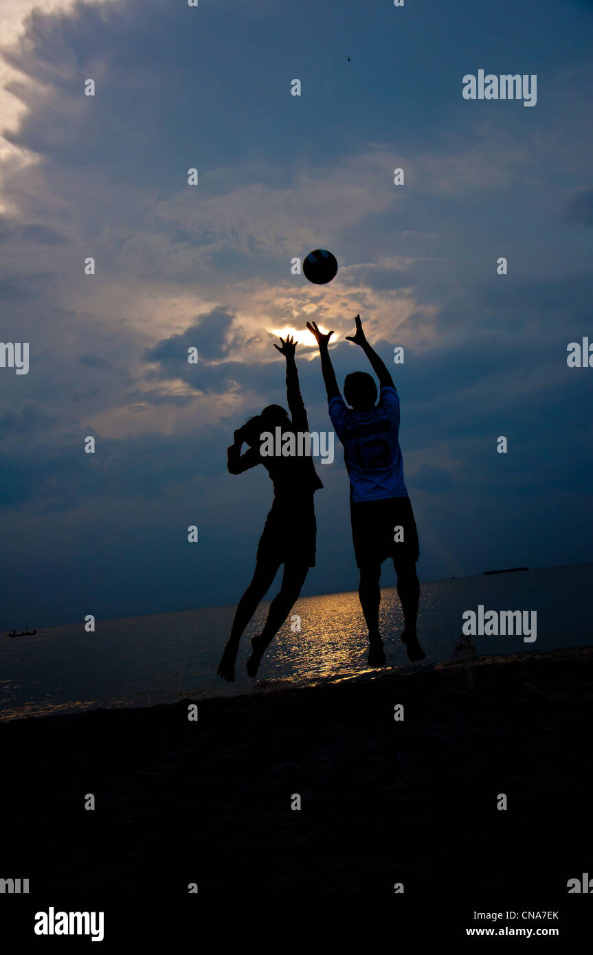 Play together on the beach Stock Photo - Alamy