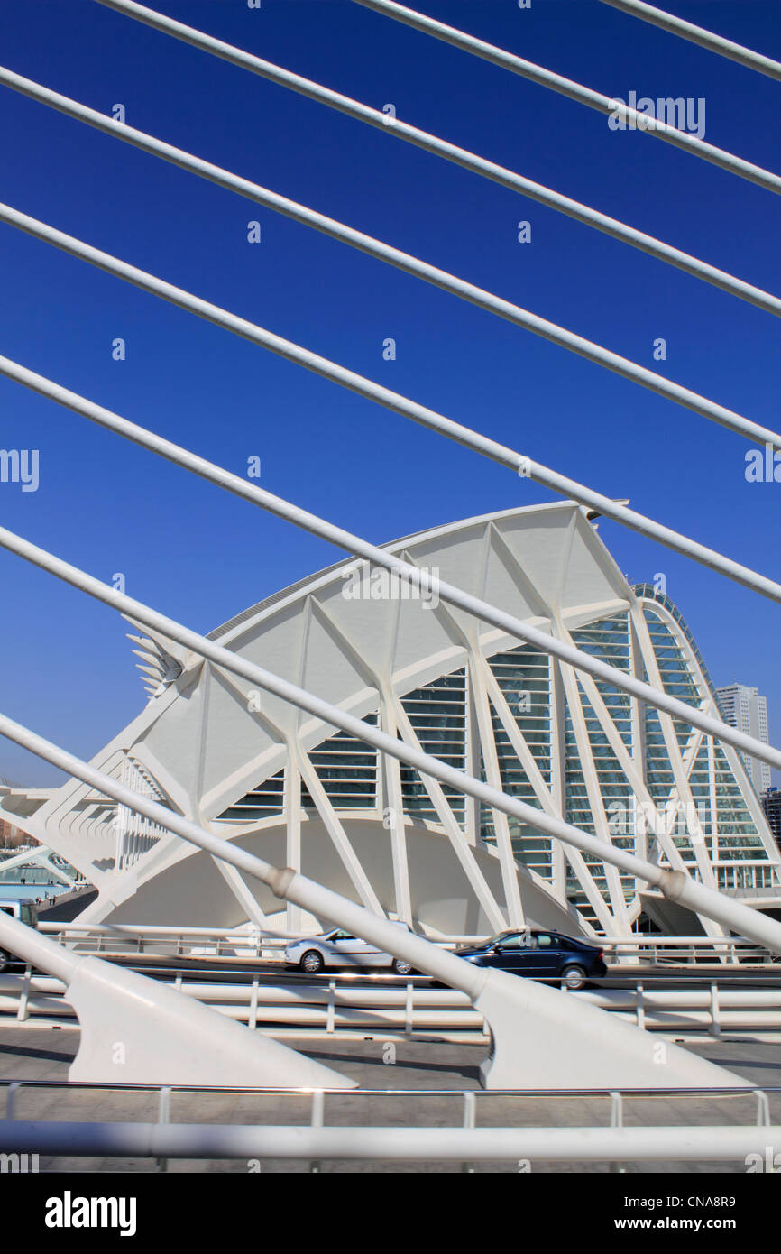 Science museum and Santiago Calatrava's L'Assut de D'Or bridge at city ...