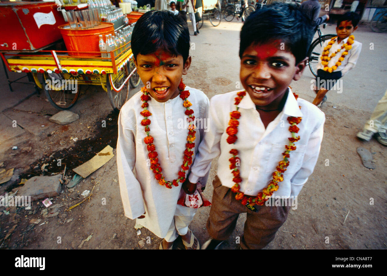 Children celebrating holi festival hi-res stock photography and images ...