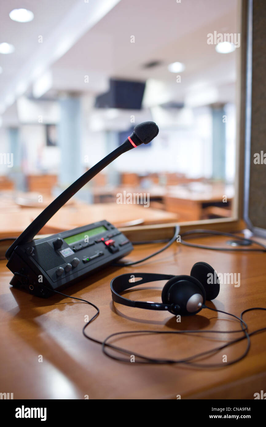 interpreting - Microphone and switchboard in an simultaneous ...