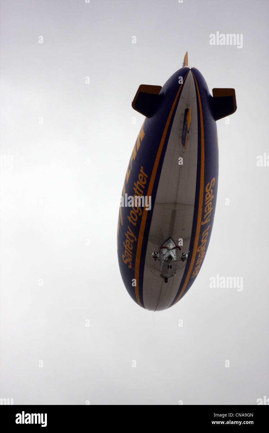 London tethered balloon hi-res stock photography and images - Alamy