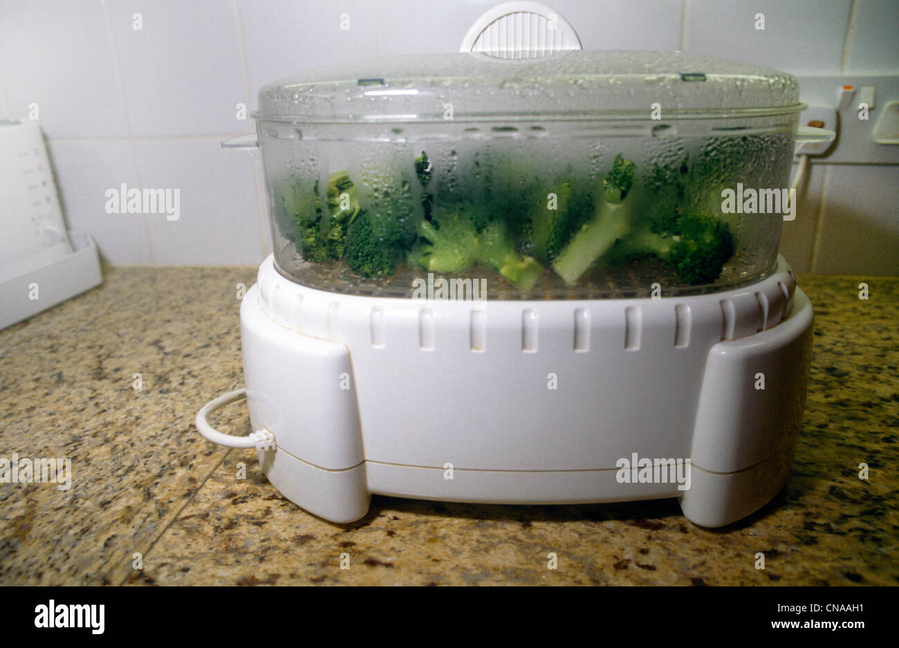 Broccoli Steaming In Steamer Stock Photo - Alamy