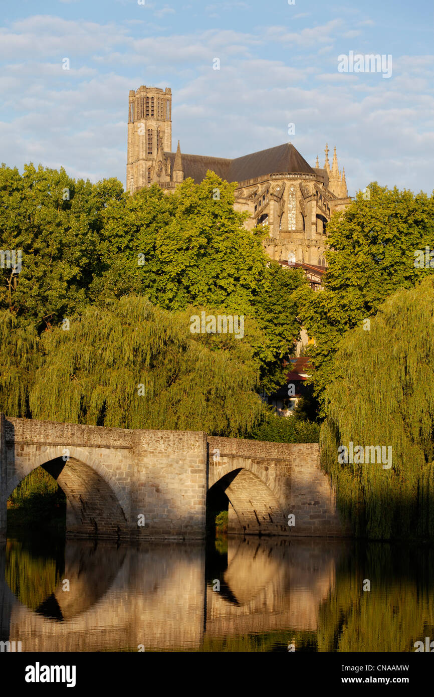 France, Haute Vienne, Limoges, medieval bridge and cathedral of Saint ...