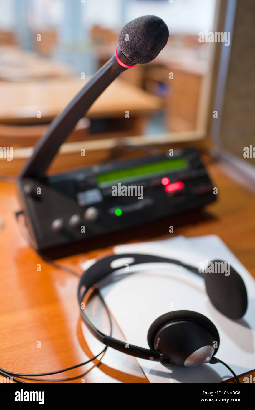 interpreting - Microphone and switchboard in an simultaneous ...