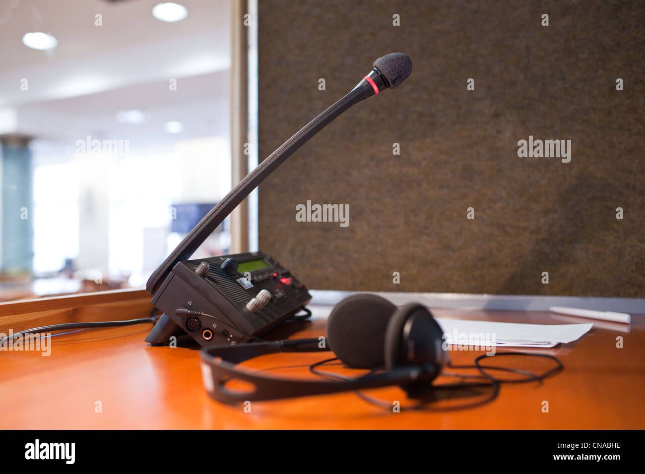 interpreting - Microphone and switchboard in an simultaneous ...