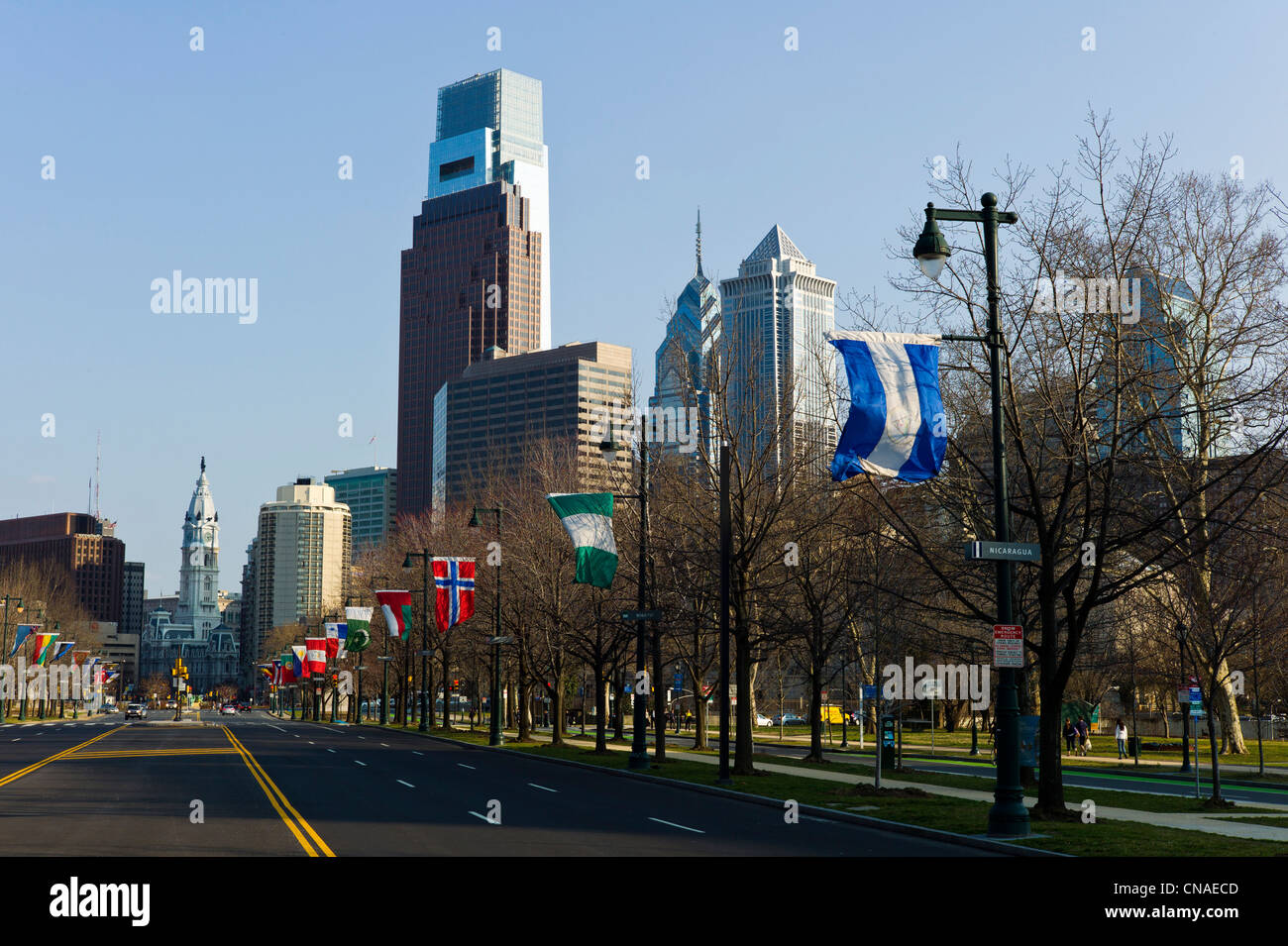 City skyline into the sun hi-res stock photography and images - Alamy