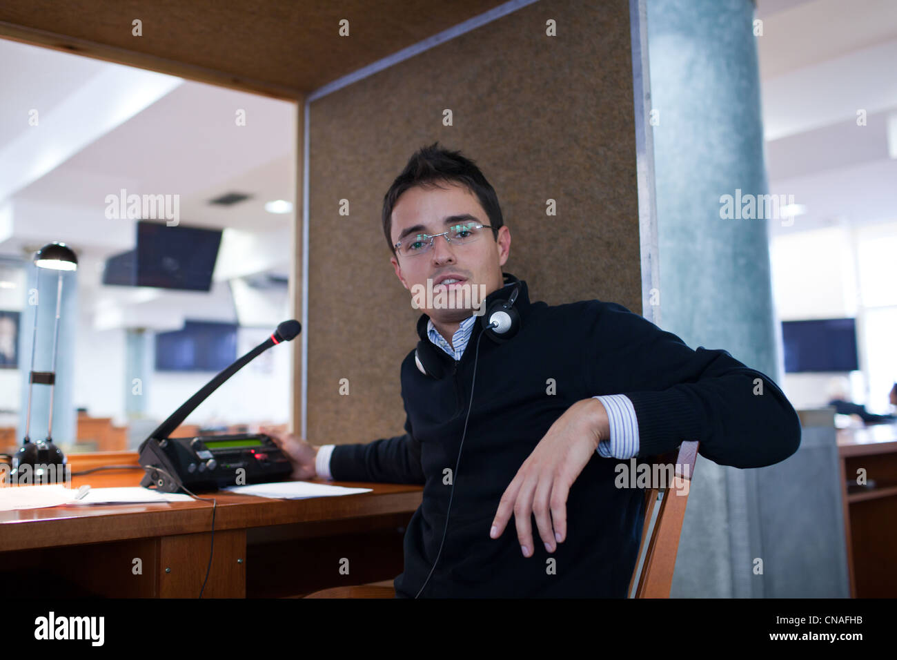 interpreting - Microphone and switchboard in an simultaneous ...