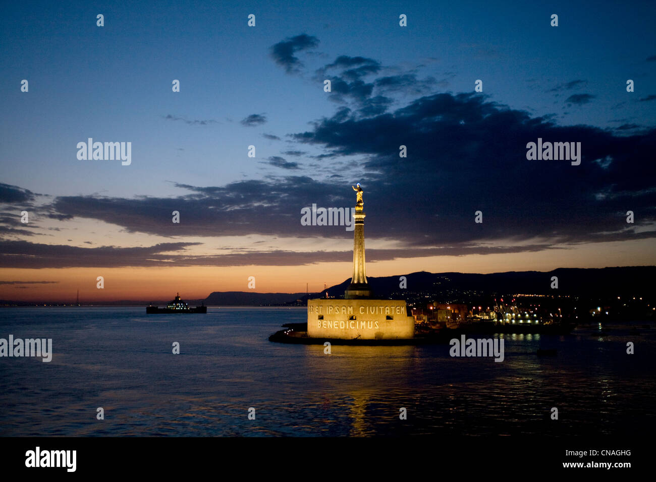 Strait of messina night hi-res stock photography and images - Alamy