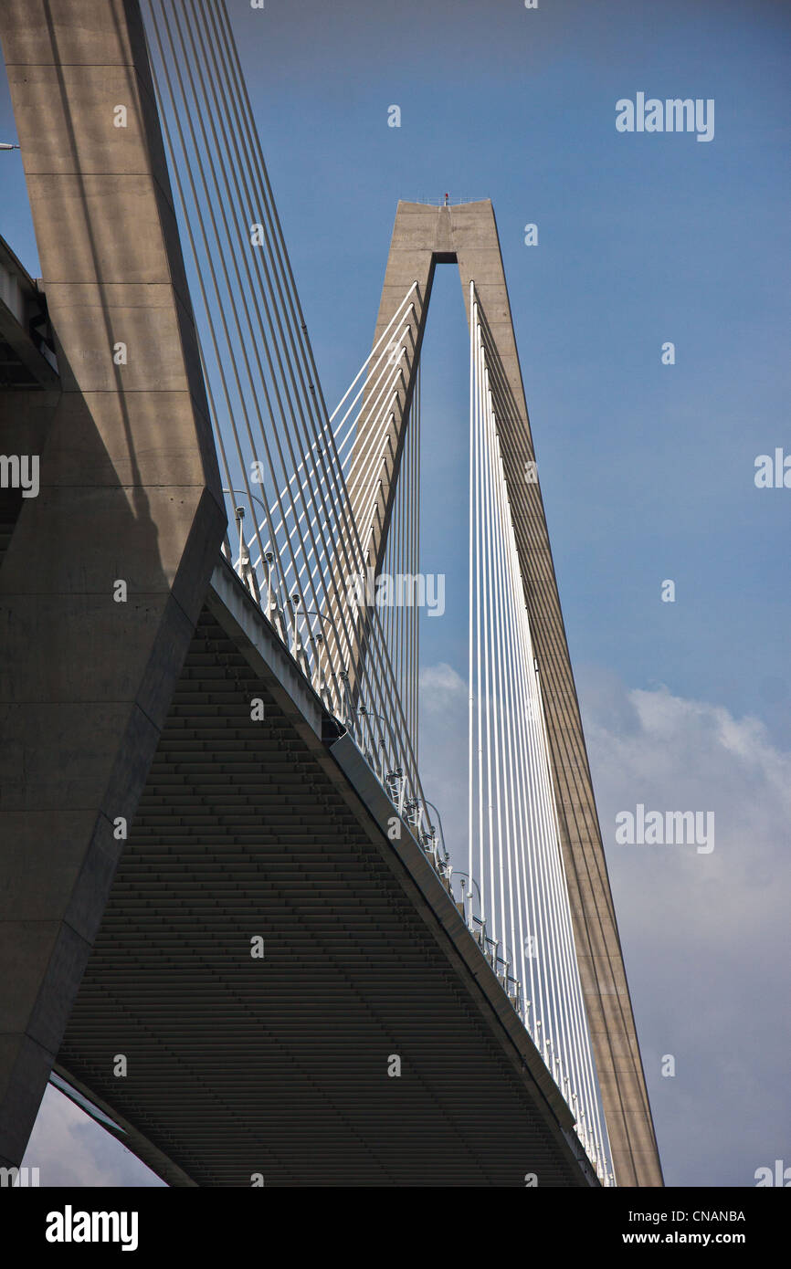 Arthur Ravenel bridge between Mount Pleasant and Charleston, South ...