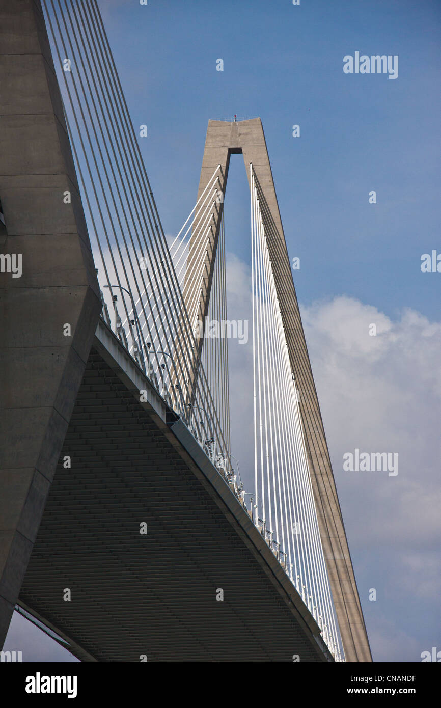 Arthur Ravenel bridge between Mount Pleasant and Charleston, South ...