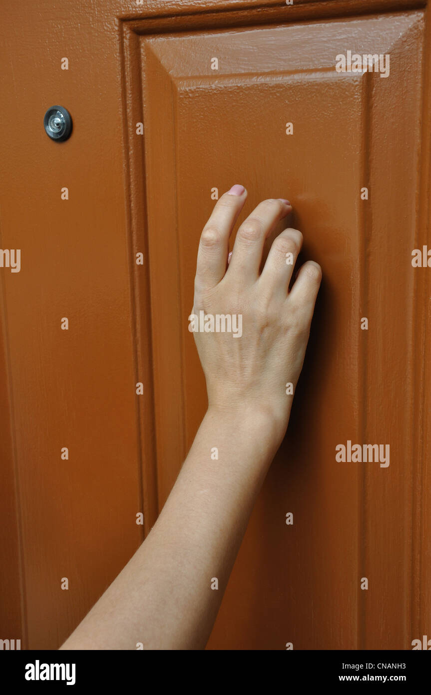 Hand tapping on the door Stock Photo - Alamy