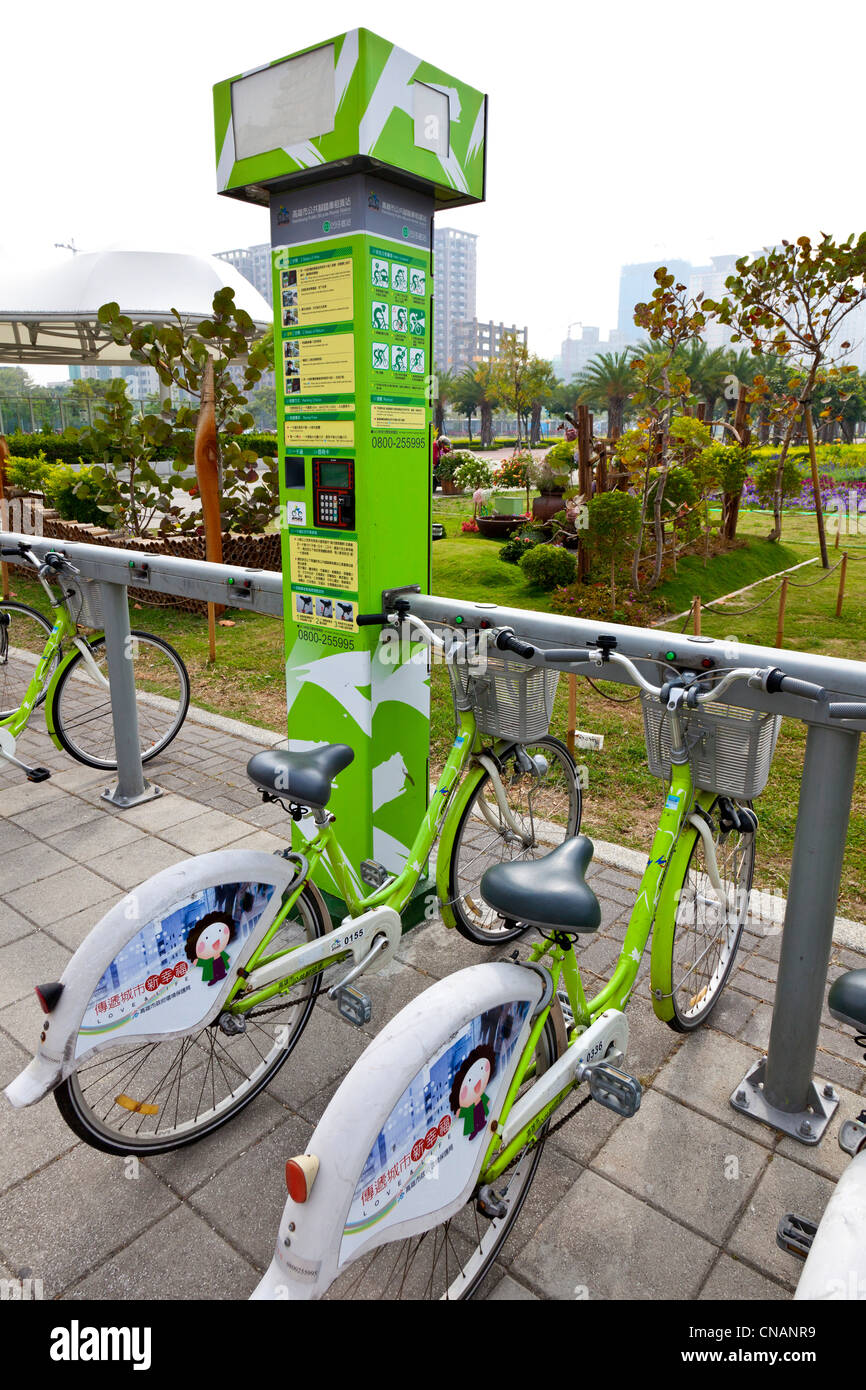 Public bike hire station hi-res stock photography and images - Alamy
