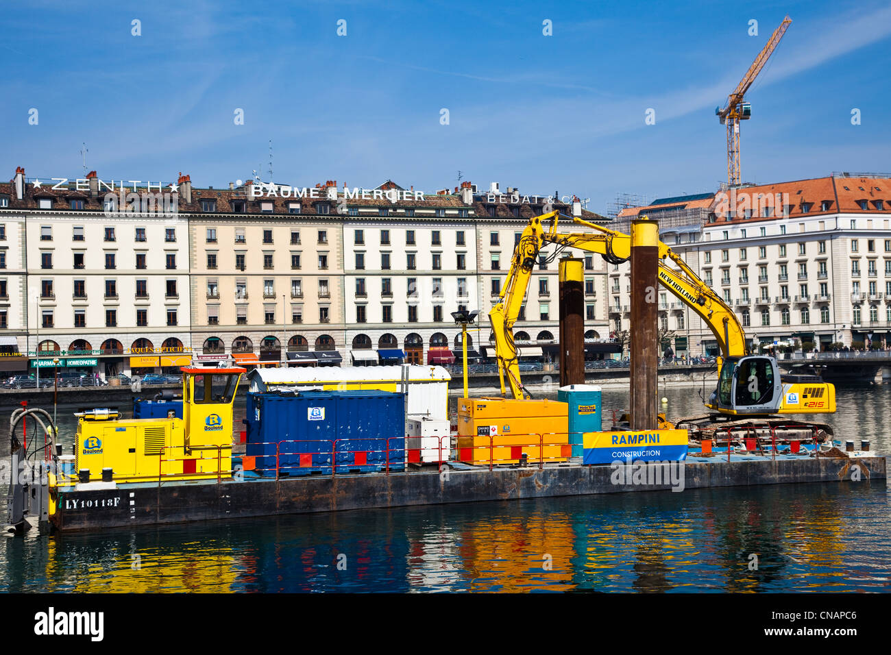 Floating platform barge hi-res stock photography and images - Alamy