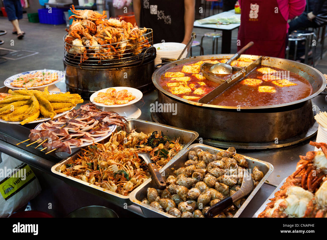 Seafood snacks in Shilin Night Market Taipei Taiwan. JMH5986 Stock ...