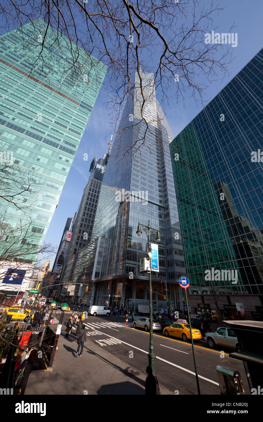 Bank of America Tower in Manhattan from Bryant Park, New York City ...