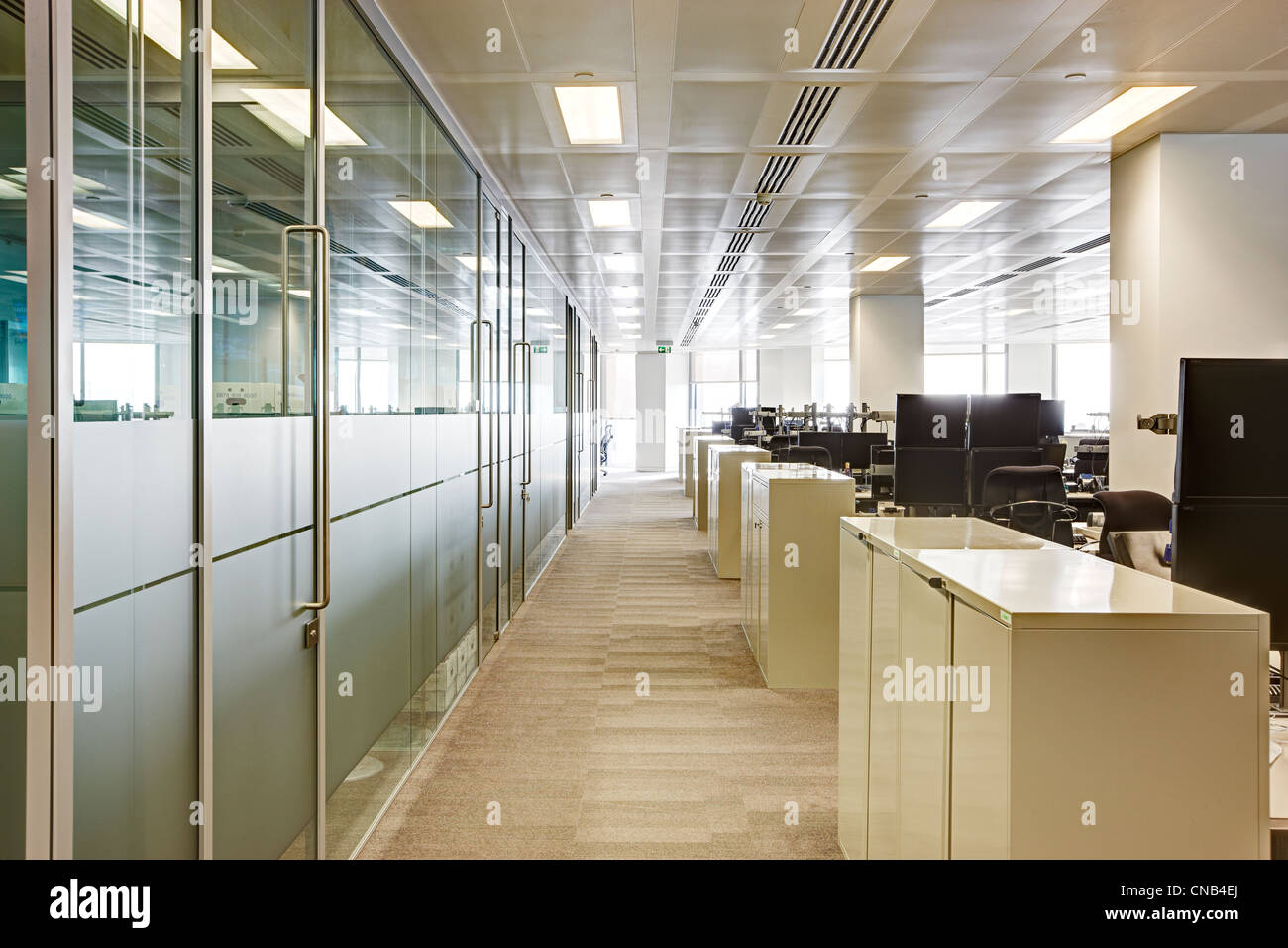 City bank trading floor desks hi-res stock photography and images - Alamy