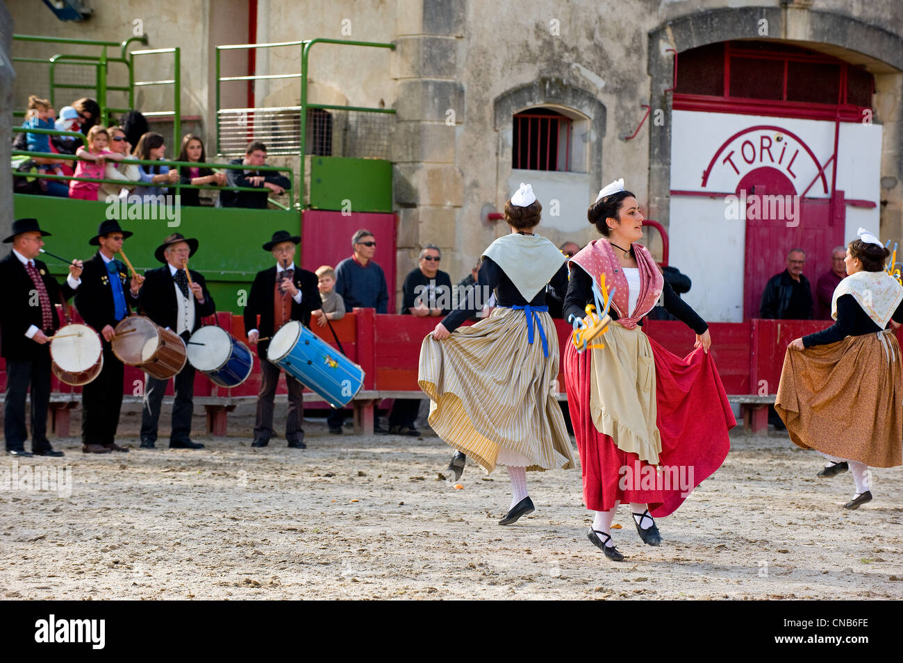Provençal dancing hi-res stock photography and images - Alamy