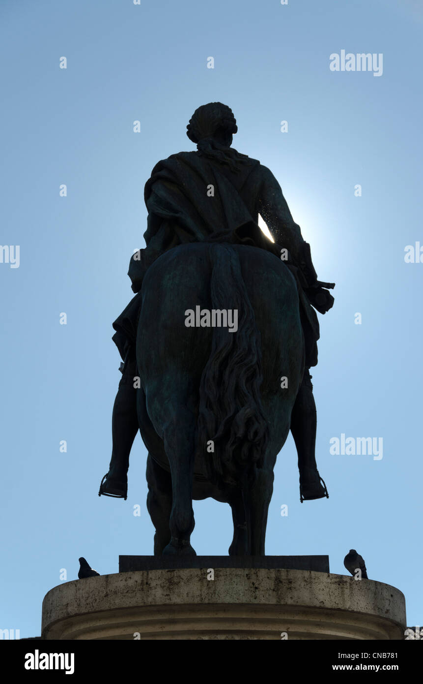 Sculpture silhouette at Puerta del Sol, Madrid Stock Photo - Alamy