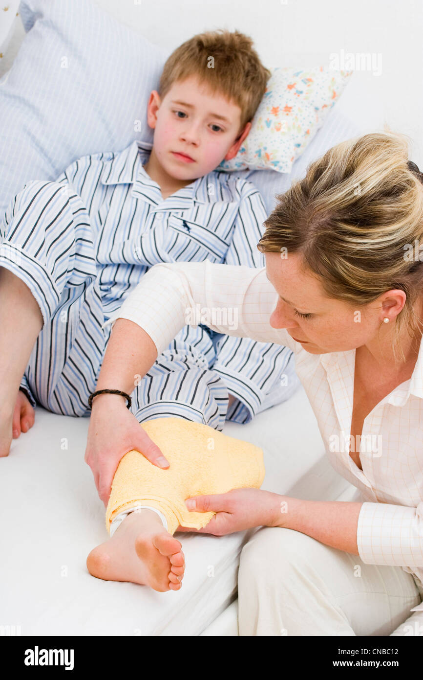 Leg compresses hi-res stock photography and images - Alamy