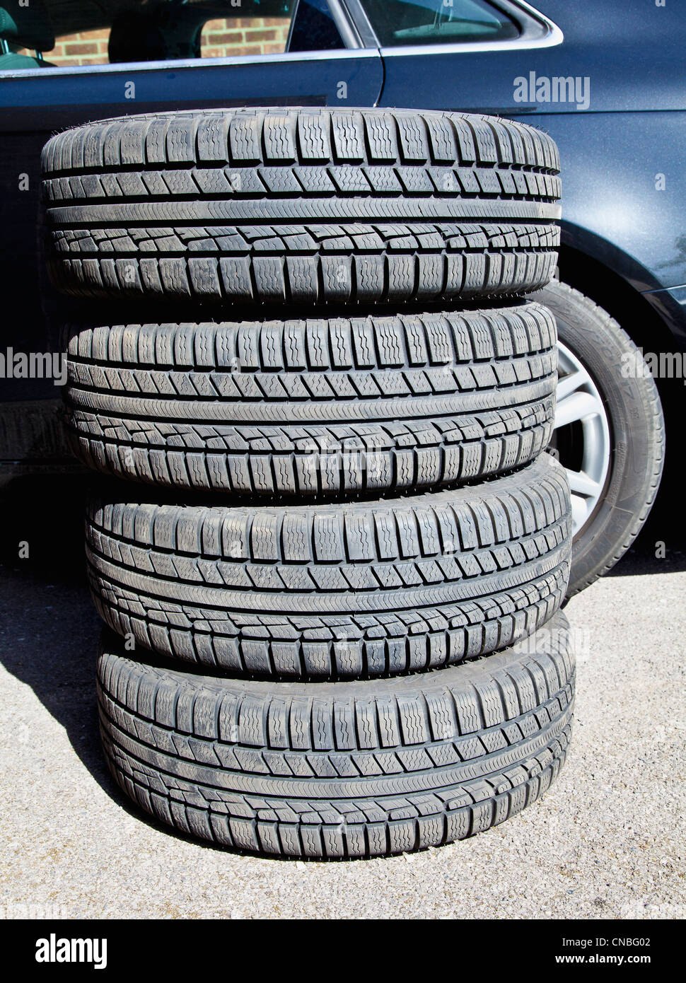 Car skidding tyre hi-res stock photography and images - Alamy