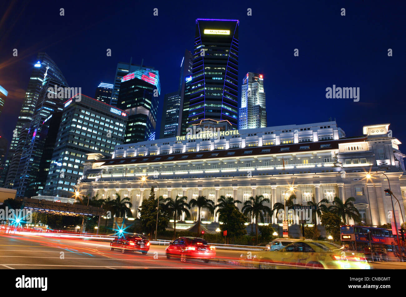 The Fullerton Hotel on Esplanade Drive and Singapore financial district ...
