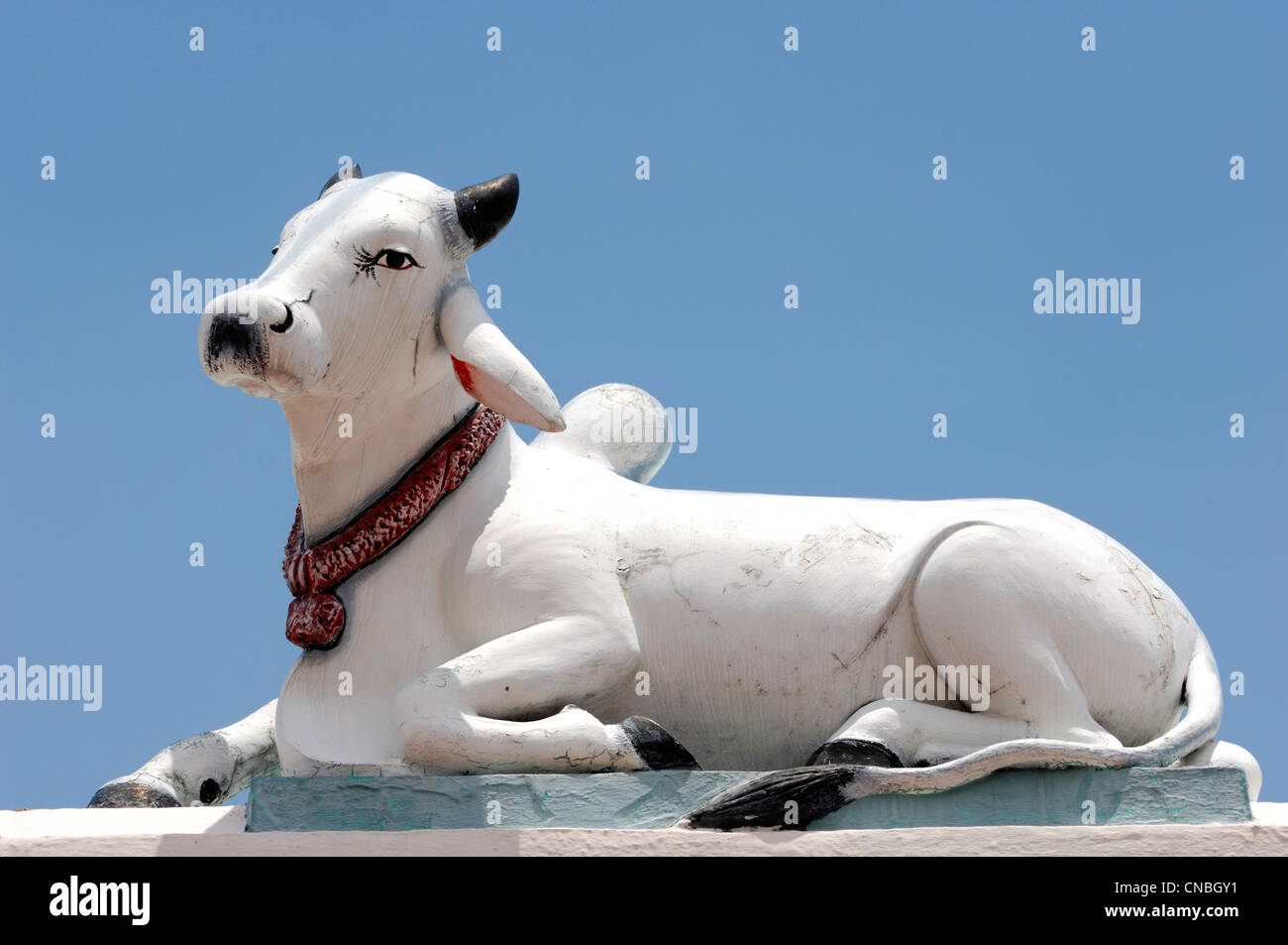 Singapore, Sri Mariamman Temple, sacred cow statue above the entrance ...