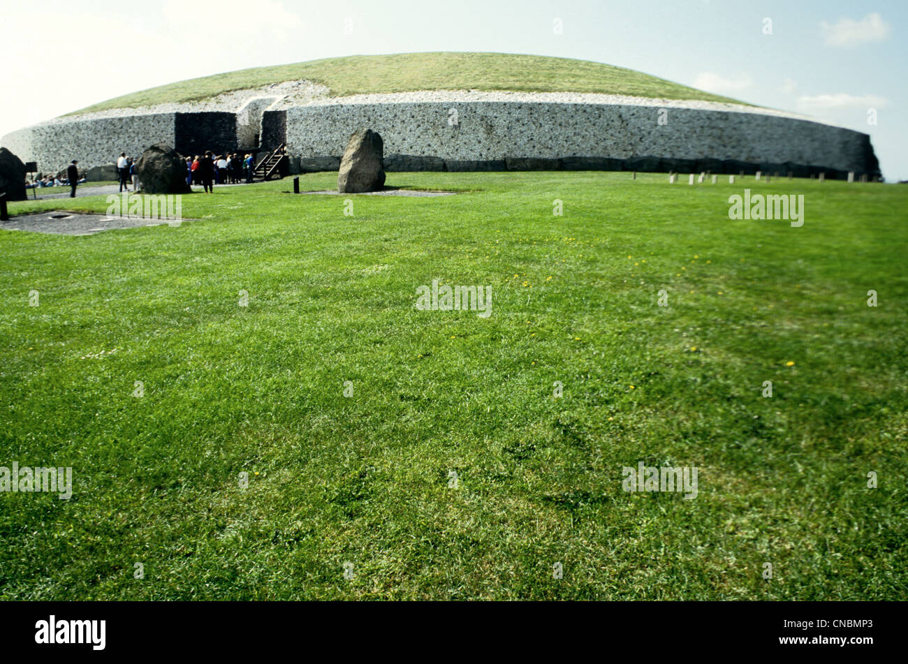 NEWGRANGE PREHISTORIC BURIAL MOUND IRELAND Stock Photo - Alamy