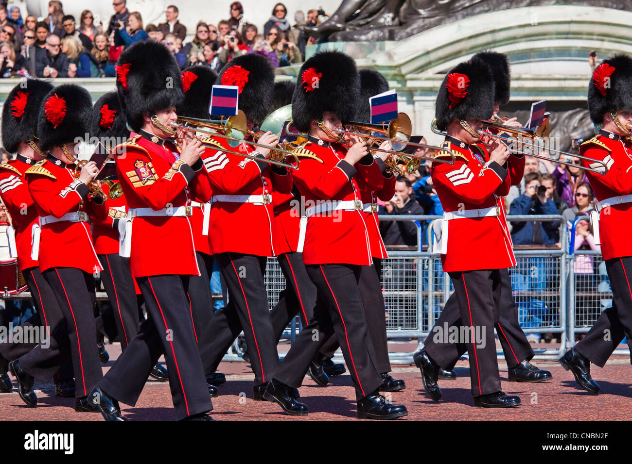Coldstream guards band buckingham palace hi-res stock photography and ...
