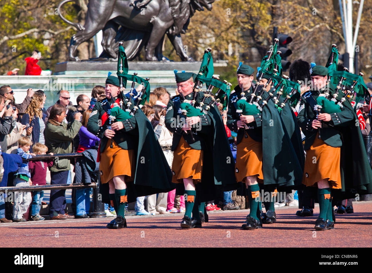Irish guard pipers hi-res stock photography and images - Alamy
