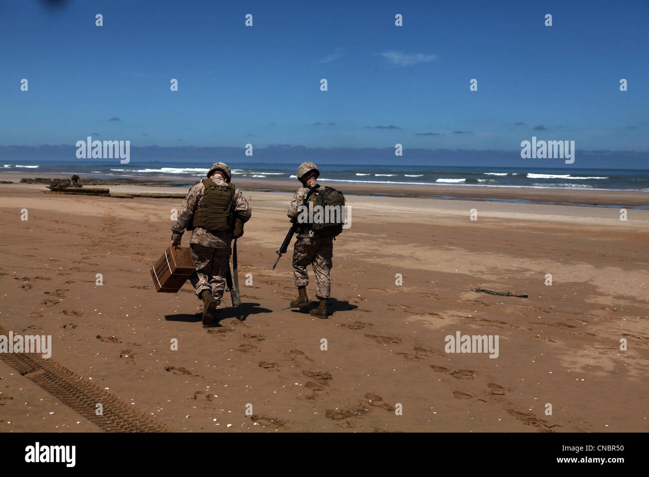 MOROCCO - Marines with the 24th Marine Expeditionary Unit unload ...