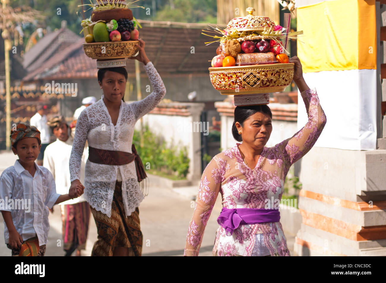 Bali woman temple offerings head hi-res stock photography and images ...