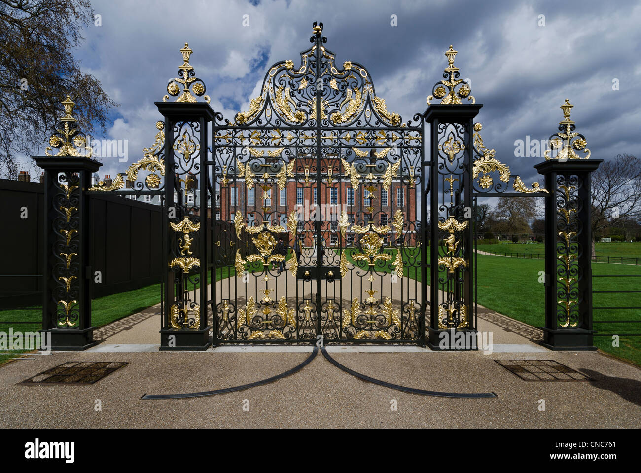 Gate of palace hi-res stock photography and images - Alamy