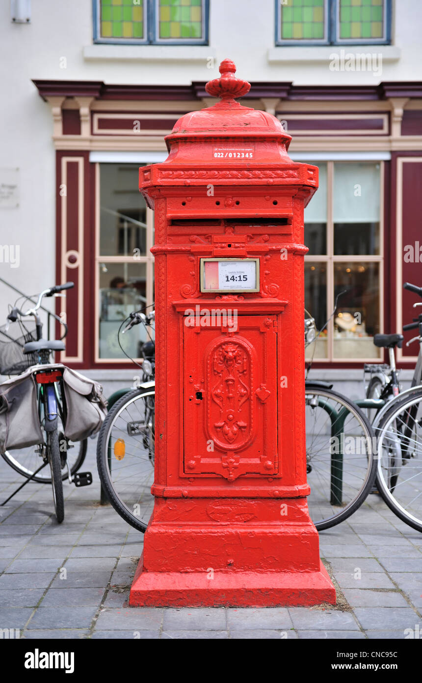 Pillar post box hi-res stock photography and images - Alamy