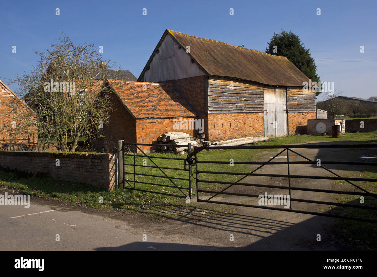 Old brick barn england hi-res stock photography and images - Alamy