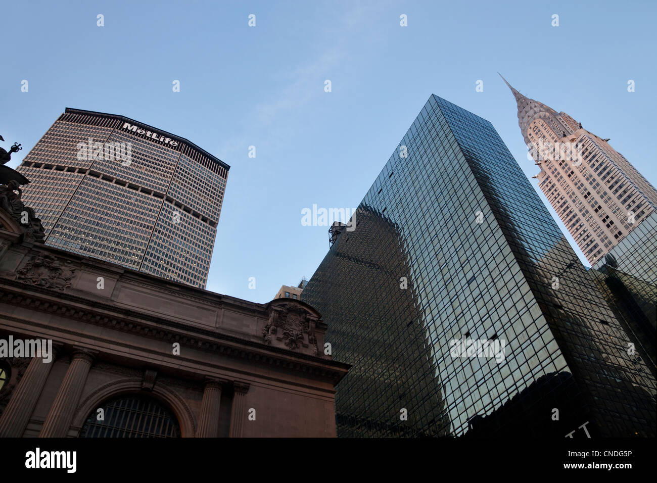 MetLife Building at 200 Park Avenue with Grand Central Terminal and ...