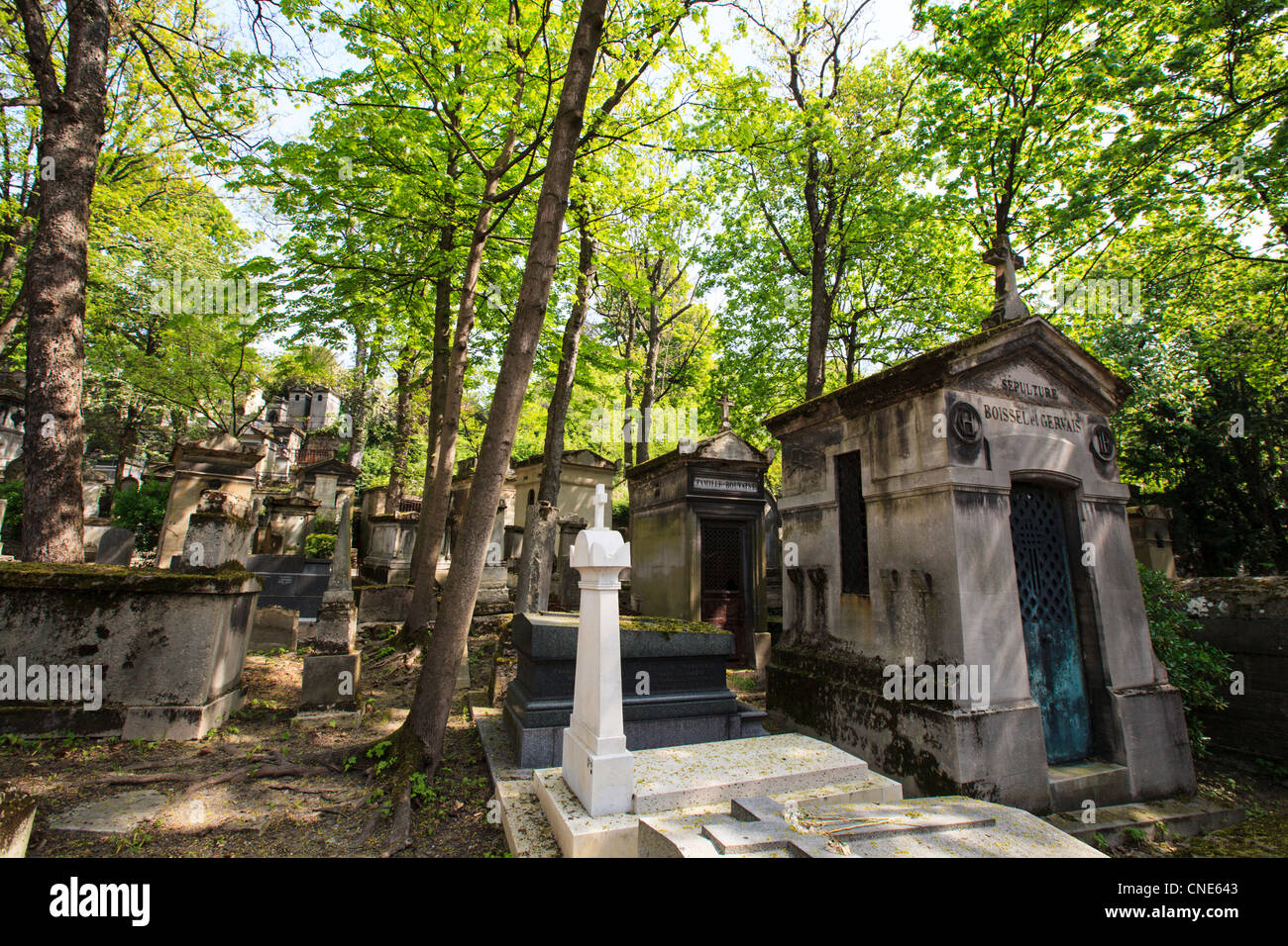 Tombs in Père Lachaise Cemetery, Paris Stock Photo - Alamy