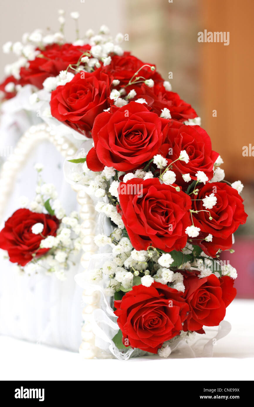 Wedding fan of red roses Stock Photo - Alamy