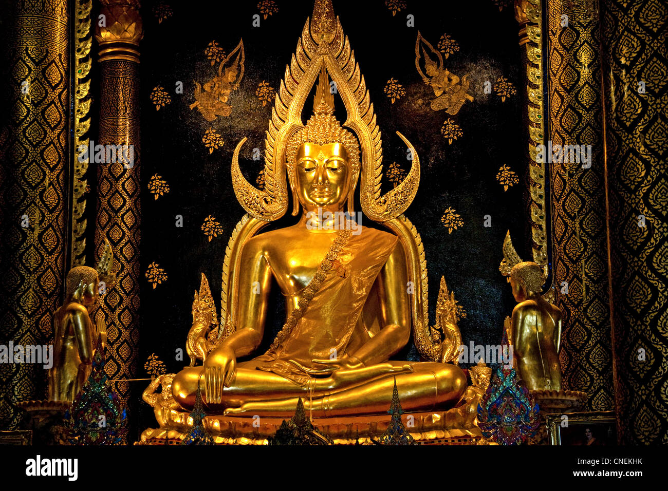 Phra Buddha Chinnarat Stock Photo - Alamy