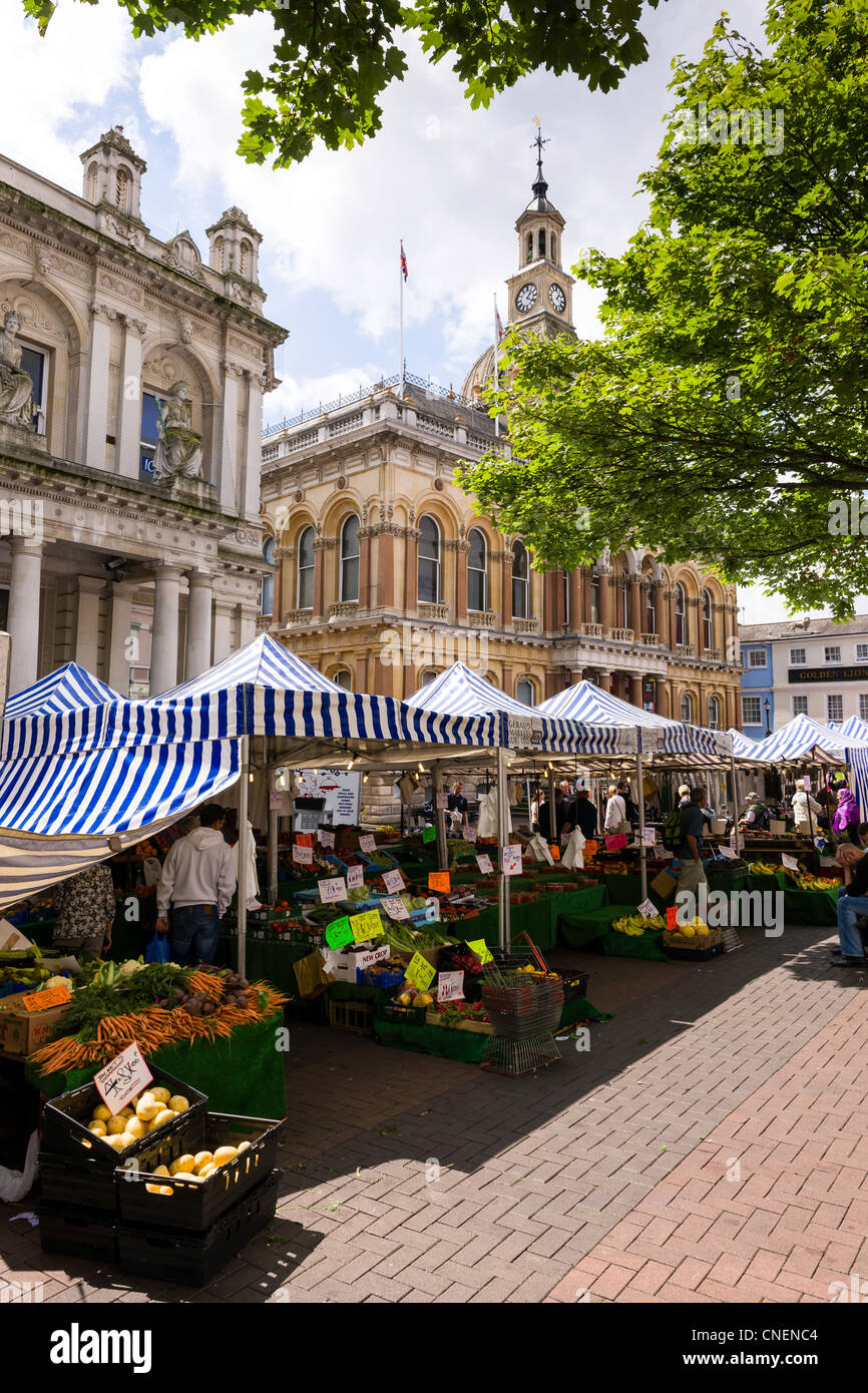 Market stalls uk clothes hi-res stock photography and images - Alamy