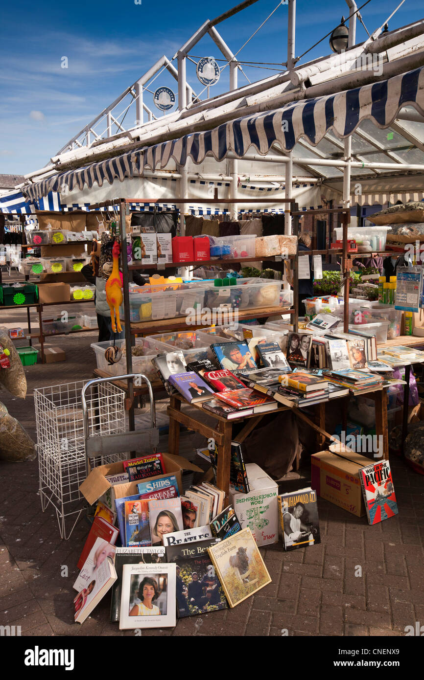 Book stall hi-res stock photography and images - Alamy