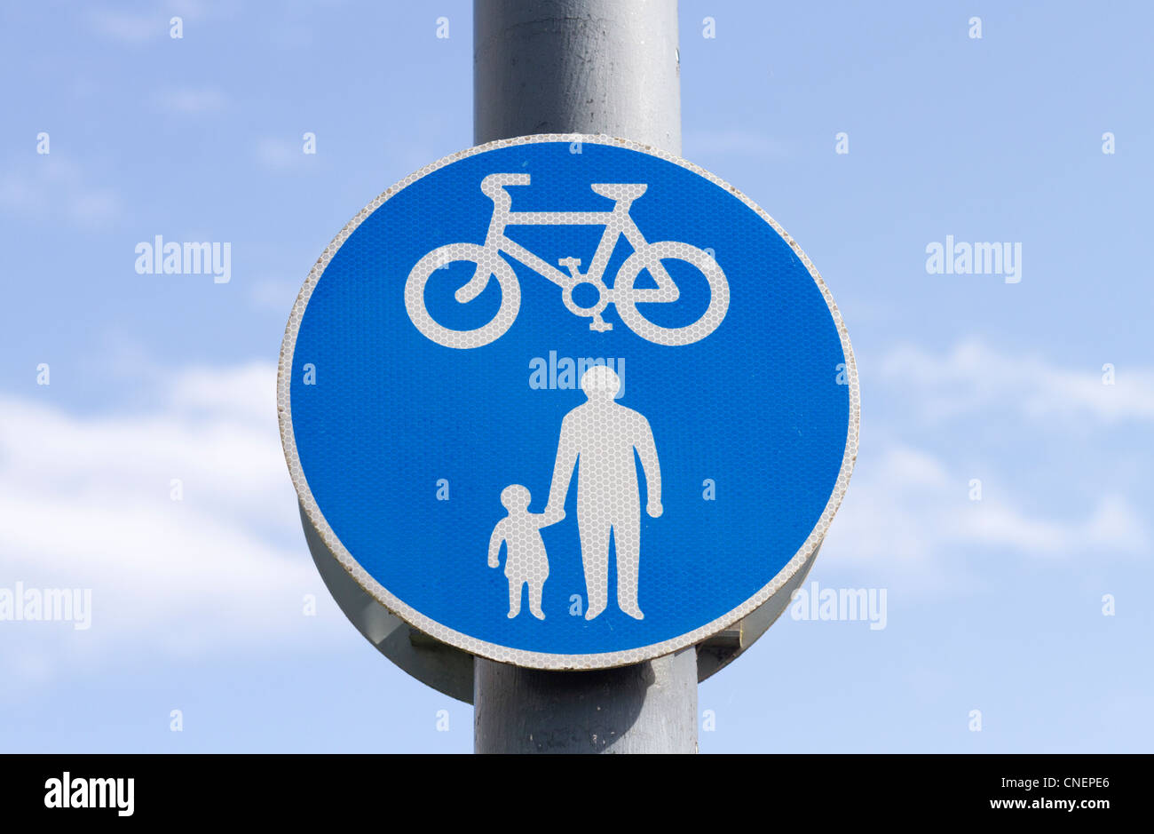 Cycle pedestrian route sign hi-res stock photography and images - Alamy