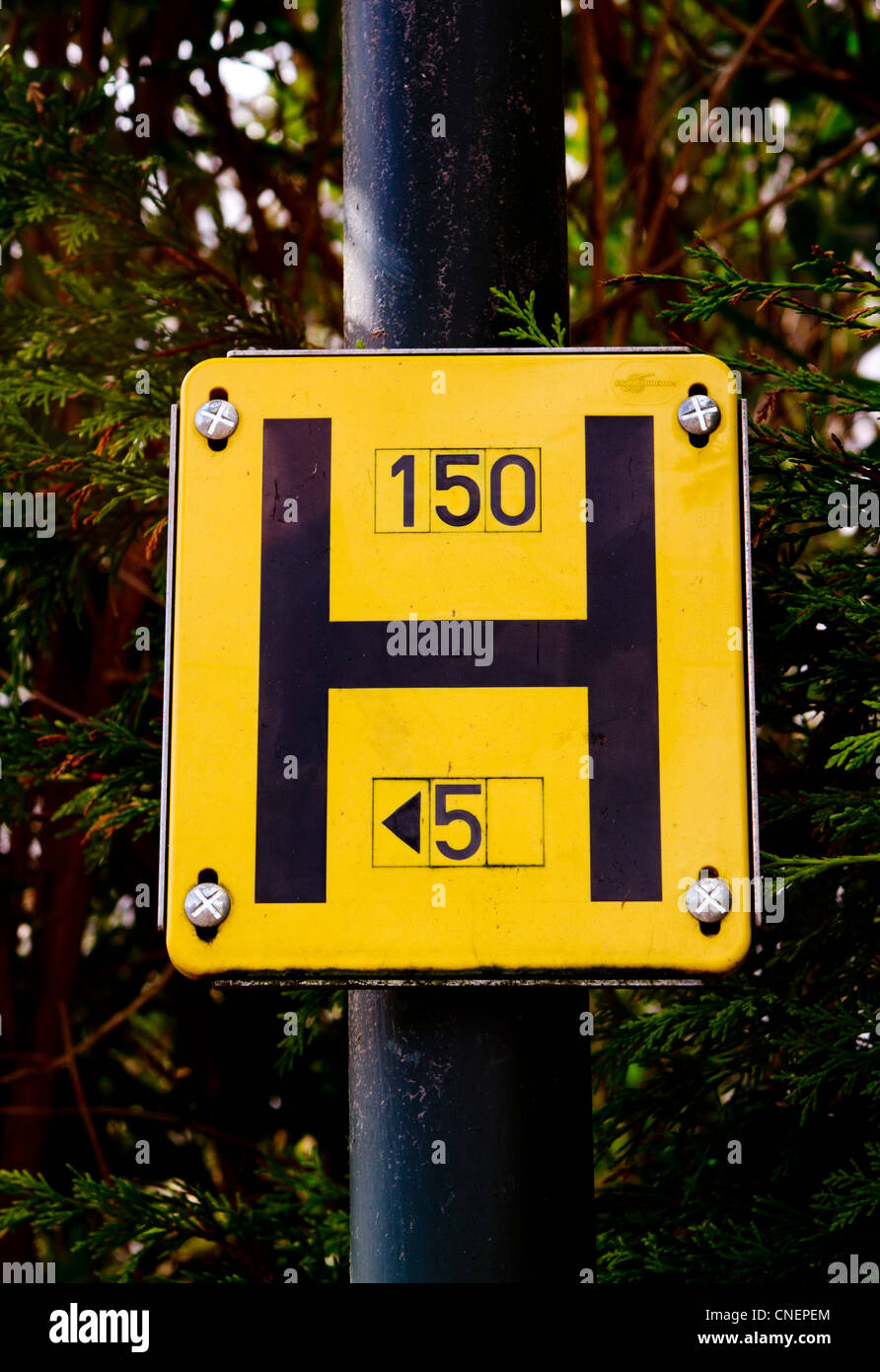 Fire hydrant location sign on roadside post Stock Photo - Alamy