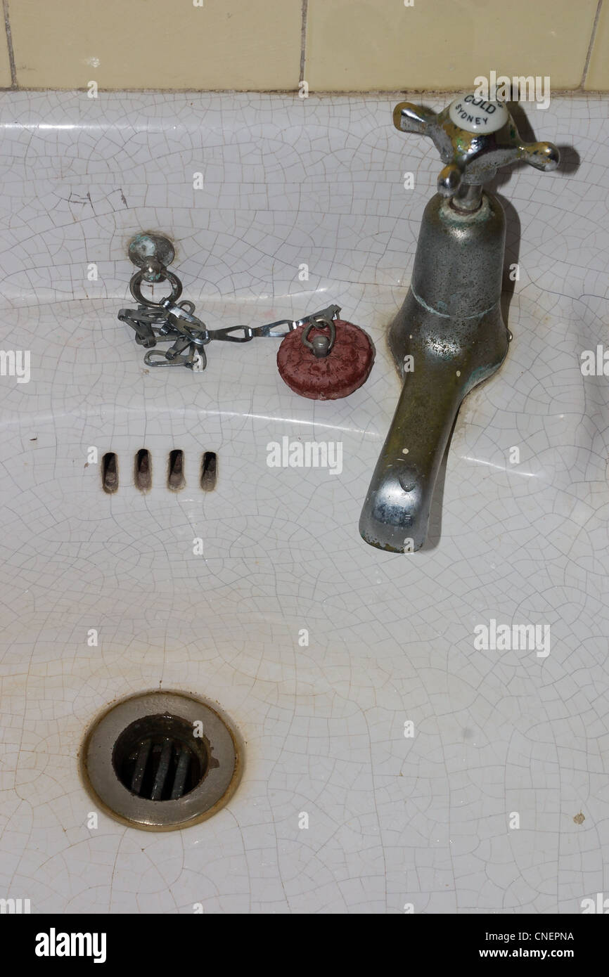 Cracked sink hi-res stock photography and images - Alamy