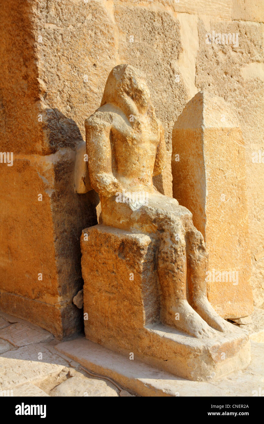 destroyed ancient egypt statue in temple in Giza Stock Photo - Alamy