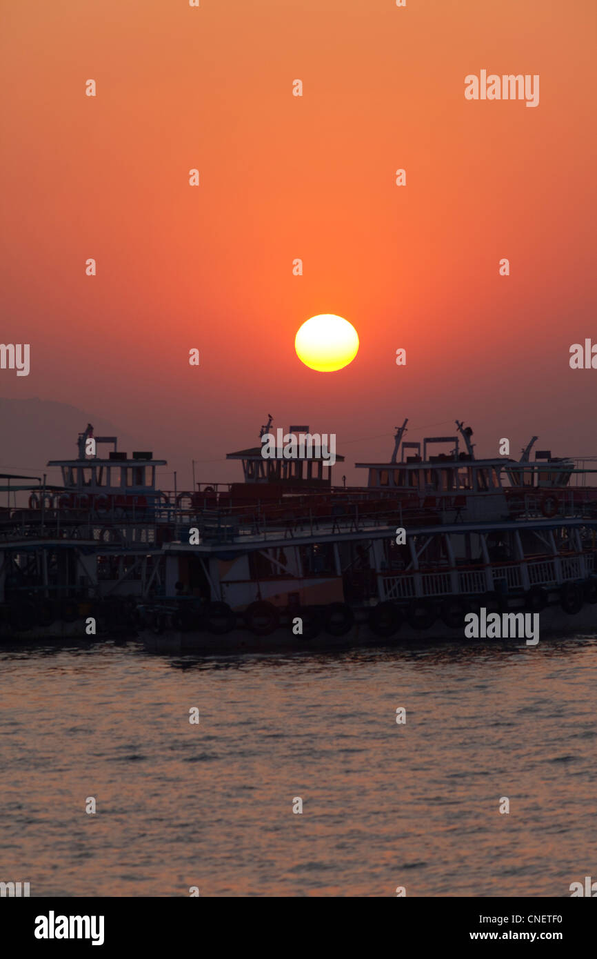India, Mumbai, Sunrise over Mumbai harbour with fishing and tourist ...