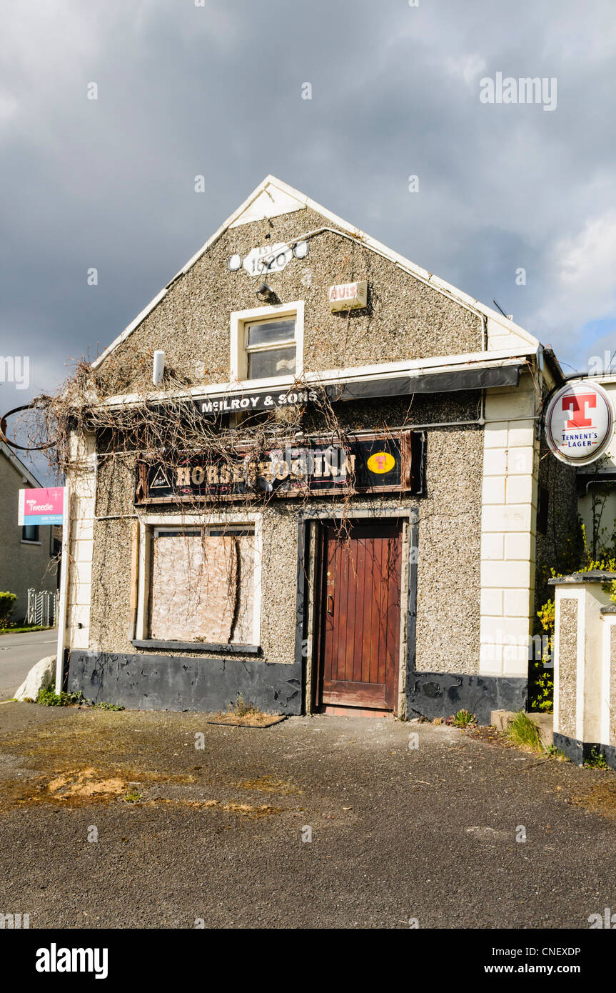 Pub sign closed down hi-res stock photography and images - Alamy