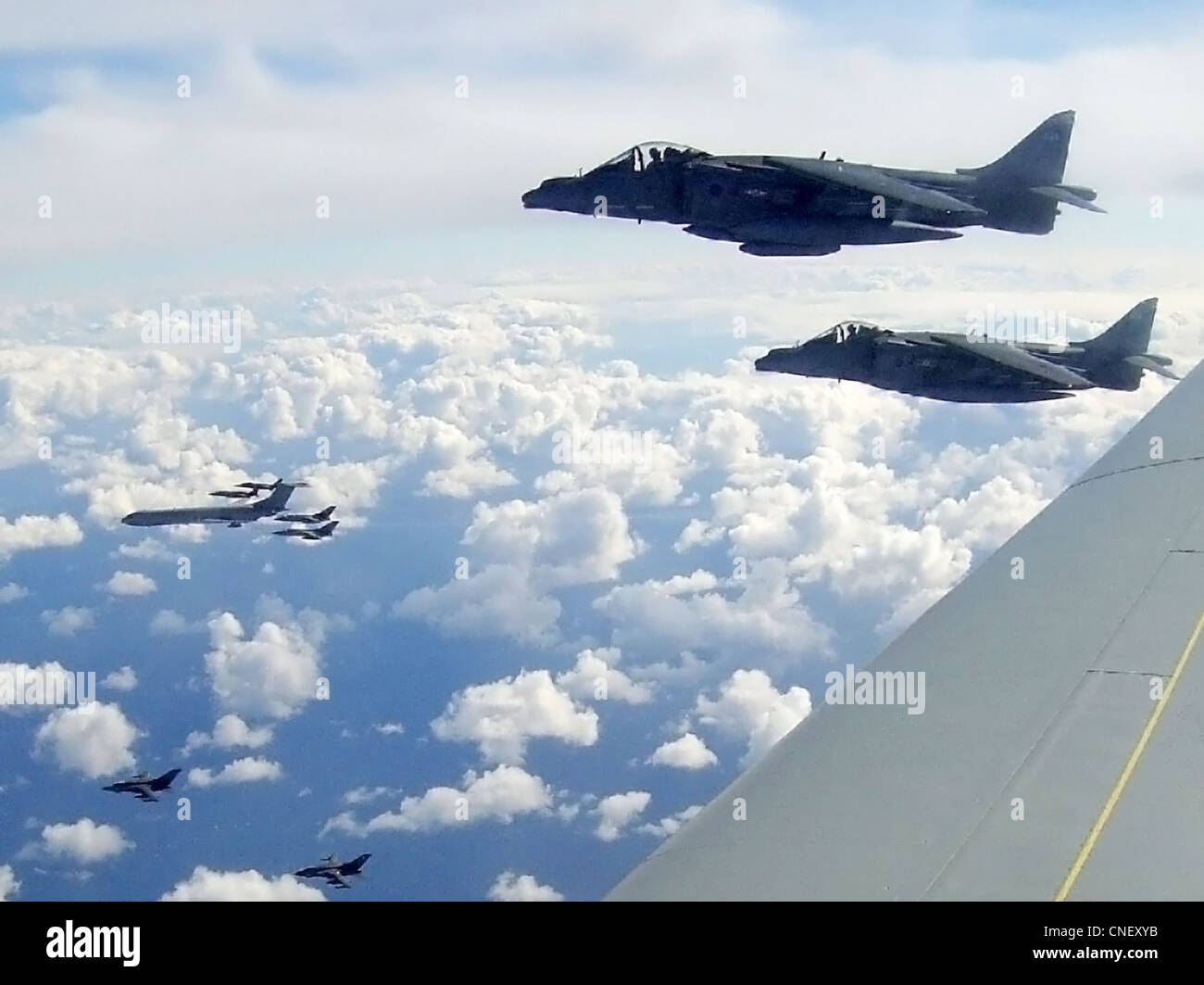 Aerial refuelling hi-res stock photography and images - Alamy