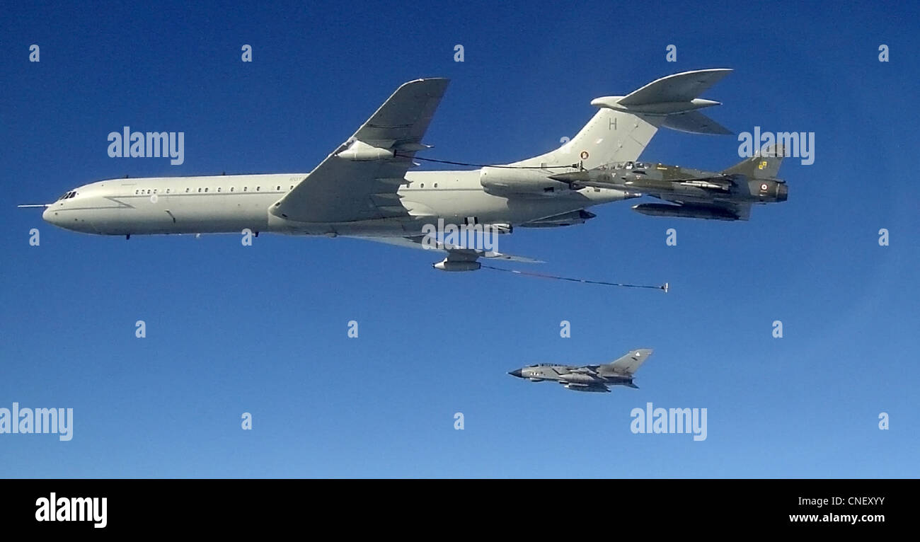 Vickers VC-10 in aerial refuelling exercise Stock Photo - Alamy
